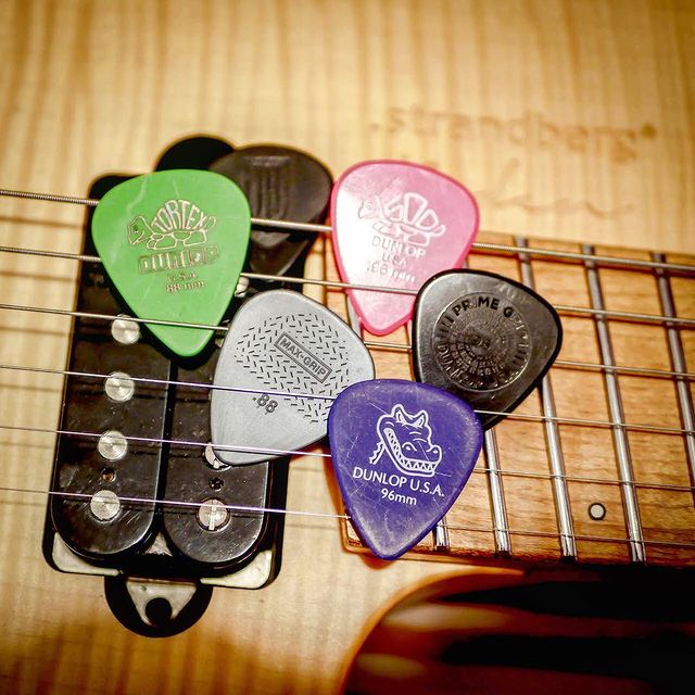 Picks And Pick Tins – Strings & Things Jo